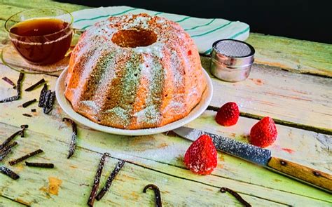 구식 나무 배경에 모래 홍차와 조각의 바닐라 컵 케이크 달걀 노 른 자 스폰지 케이크 소박한 흰색 배경 Stawberries