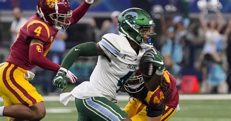 Watch Tulane Pulls Off An 87 Yard Td Pass Vs Usc To Send The Green