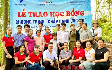 Hai anh em mồ côi nhận học bổng hơn triệu đồng Binh Phuoc Tin tuc Binh Phuoc Tin mới