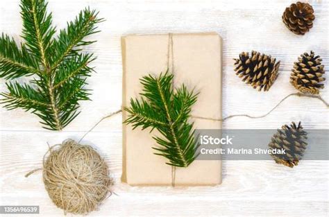 크래프트 페이퍼 래핑에 친환경 메리 크리스마스 선물 제로 폐기물 재사용 개념 자연 장식 및 수공예 만들기를위한 지속 가능한 라이프 스타일 Diy 0명에 대한 스톡 사진 및