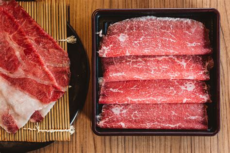 희귀 한 샤 브 샤 브에 대 한 높은 차 돌 박이 텍스처와 정통 A5 학년 일본 와규 쇠고기 조각 개성 개념에 대한 스톡 사진