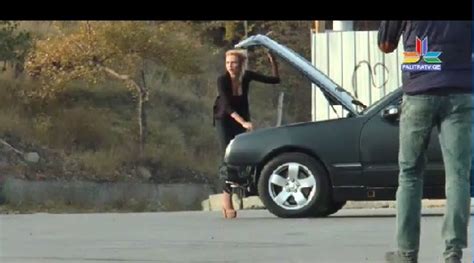 როგორ იქცევიან თბილისელი მძღოლები როცა ქერათმიან ლამაზმანს მანქანა