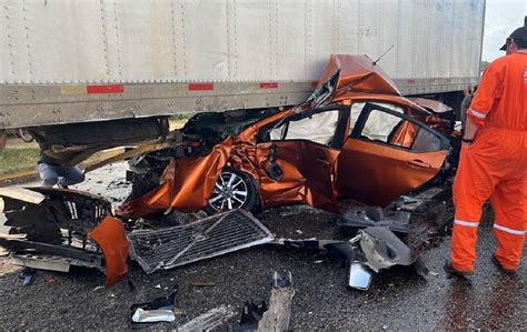 VIDEO Milagro en la carretera de la muerte su auto quedó hecho bollo entre dos camiones y