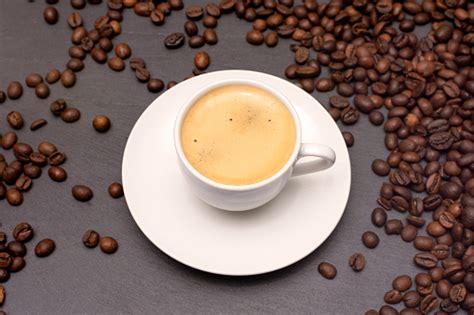 어두운 배경과 커피 콩에 신선한 에스프레소와 화이트 컵 0명에 대한 스톡 사진 및 기타 이미지 0명 갈색 검은색 Istock