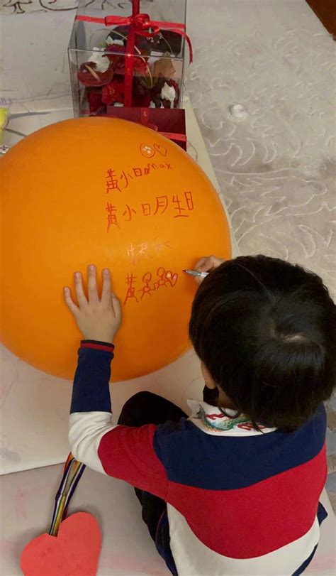 黄晓明晒生日肉夹馍 小海绵做祝福气球好感人 搜狐大视野 搜狐新闻