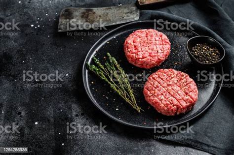 생 햄버거 커틀릿 유기농 갈은 쇠고기 고기 검은 색 배경 맨 위 보기입니다 복사 공간 가루로 빻은에 대한 스톡 사진 및 기타 이미지 Istock