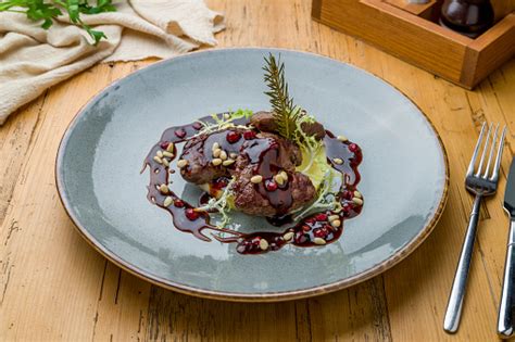 나무 테이블에 회색 접시에 베리 소스를 곁들인 사슴 필레 튀김 0명에 대한 스톡 사진 및 기타 이미지 0명 건강한 생활방식 건강한 식생활 Istock