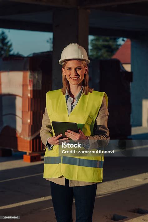 건설 현장에서 디지털 태블릿을 사용하는 미소 짓는 여성 건축가 20 29세에 대한 스톡 사진 및 기타 이미지 20 29세 25 29세 개발 Istock