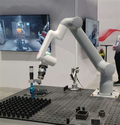 Accuracy And Programming Tools For Robot And Cobot Applications Metalforming Magazine Article