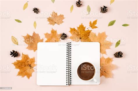 파스텔 베이지 스튜디오 배경에 드라이 나뭇잎 노트북 소나무 콘 커피 컵이 있는 가을 플랫 레이는 광고용 복사 공간이 있습니다 추수 감사절 가을 할로윈 개념 크리에이티브 컴