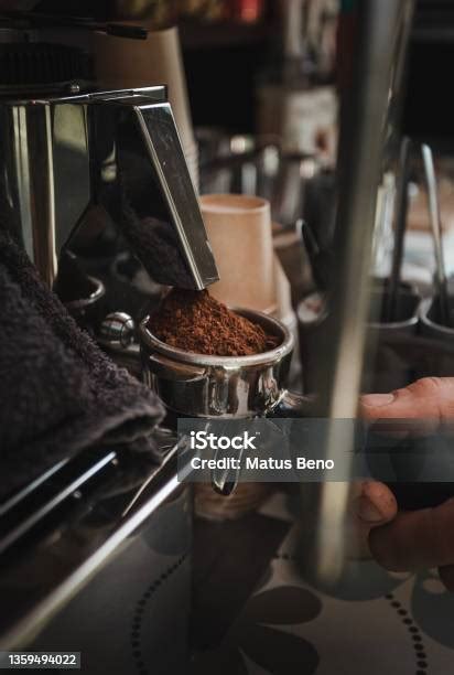 장비와 커피 머신에서 커피를 준비하는 바리스타 수직 사진 커피 제조 과정의 클로즈업 커피 머신을 사용하여 바리스타의 손 갈색에 대한 스톡 사진 및 기타 이미지 Istock