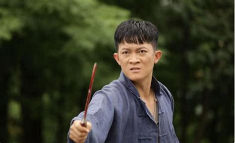 39岁杨志刚近照，长发飘飘自由飞翔，儿子长相出人意料！！