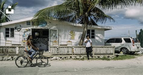 낮 동안 야자수 근처에서 자전거를 타는 검은 셔츠를 입은 남자 사진 Unsplash의 무료 음식 이미지
