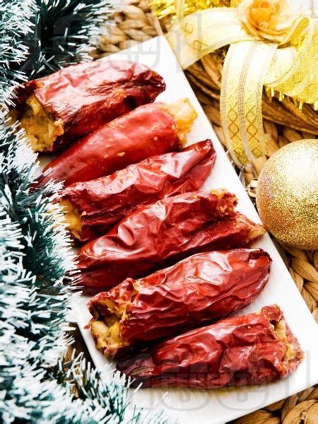 Коледни постни пълнени сушени чушки за Бъдни Вечер с боб и стафиди на фурна Рецепт Кулинария