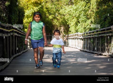 Gro Er Bruder Kleine Schwester Fotos Und Bildmaterial In Hoher Aufl Sung Alamy