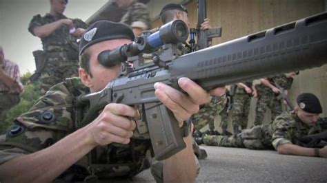 Sturmgewehr 90: Hersteller SAN Swiss Arms kämpft ums Überleben - YouTube