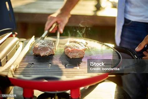 뒤뜰에서 야외에서 바베큐 그릴에 가스 그릴에 고기를 구운 남자 35 39세에 대한 스톡 사진 및 기타 이미지 35 39세