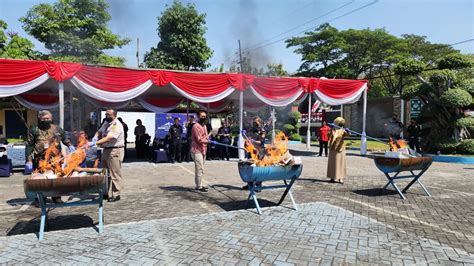 Bea Cukai Juanda Musnahkan Barang Impor Ilegal Senilai Rp 2 4 Miliar Ada Sex Toys Dan Majalah