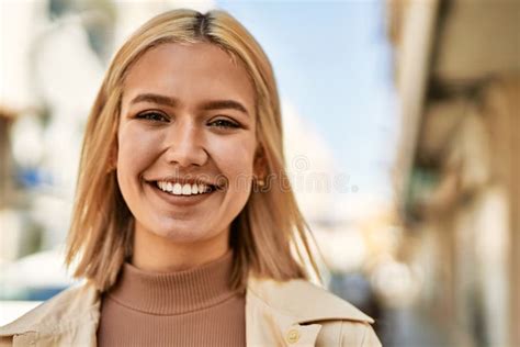 Jovencita Rubia Sonriendo Feliz De Pie En La Ciudad Foto De Archivo