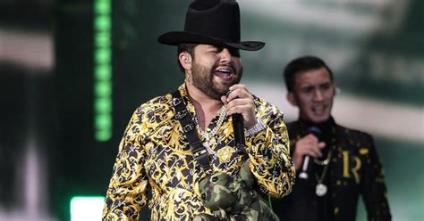 Luis R Conriquez De Forma Inesperada Acaba En El Suelo En Pleno Show