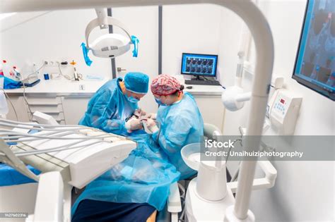 치과 진료소 임플란트를 수행하는 파란색 정장을 입은 치과 의사의 세부 사항 수술 위에서보기 가구에 대한 스톡 사진 및 기타 이미지 Istock