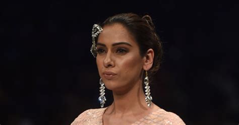 [포토]패션 파키스탄 위크 핑크빛의 우아한 드레스