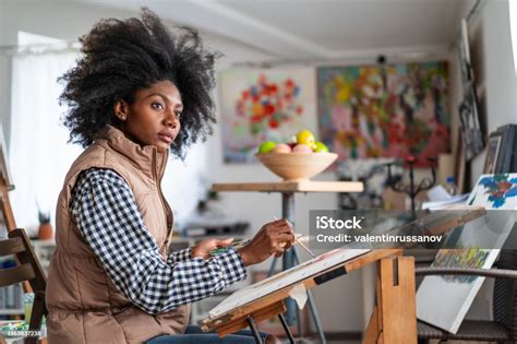 아트 스튜디오에서 그림을 그리는 아프리카 여성 파인 아티스트 아프로 헤어 25 29세에 대한 스톡 사진 및 기타 이미지 25