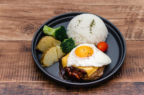 햇볕이 잘 드는 양면과 치즈를 곁들인 다진 고기 또는 함바구 스테이크라고 불리는 채소와 쌀이 제공됩니다 가루로 빻은에 대한 스톡