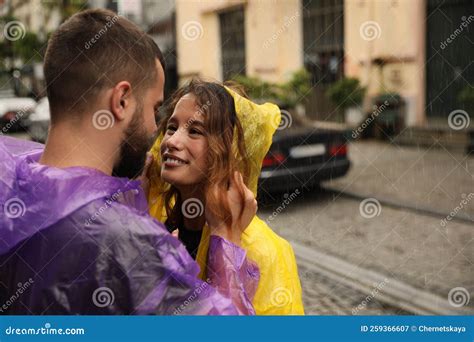 Pareja Joven En Impermeables Disfrutando De Tiempo Juntos En El Espacio De La Ciudad Para Texto