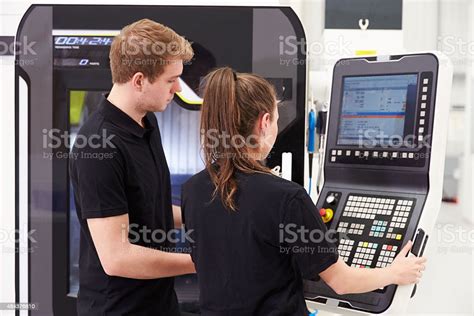 두 명의 젊은 엔지니어 운영 Cnc 기계장치 공장에서 바닥용 20 29세에 대한 스톡 사진 및 기타 이미지 20 29세 2015년 3 명 Istock