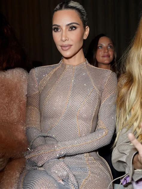 Gaun Terlalu Ketat, Kim Kardashian Sampai Lompat-Lompat Naik Tangga - Lifestyle Liputan6.com