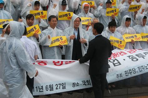 권영길 오늘 11시에 국회 본청앞에서 방송광고 직접영업 금지 입법과 수신료 인상 날치기 반대 기자회견에 참석했습니다 비바람이 몰아침에도 미디어렙 법 통과와 조중동