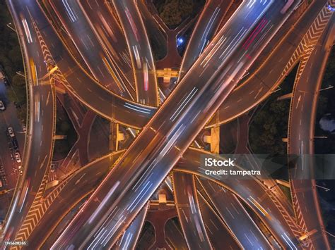 고속도로 교차로의 공중 보기 모양 문자 X 안개와 밤에 십자가 교통 컨셉의 교량도로 또는 거리 도시 도시 상하이 시내 중국에서 건축의 구조 모양 웃옷에 대한 스톡 사진 및