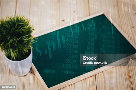 이중 빈 녹색 Chalkborad의 노출 및 주식 시장 스크린 차트 보드와 촛불 나무 테이블에 작은 나무 금융 비즈니스 및 투자 분석 개념에 대 한 스틱 0명에 대한 스톡
