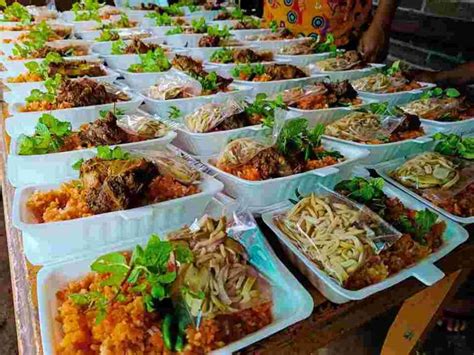 ကနီမြို့နယ်ရှိ စစ်ဘေးရှောင် ပြည်သူများကို ဒန်ပေါက် ထမင်း ကျွေးမွေးလှူဒ