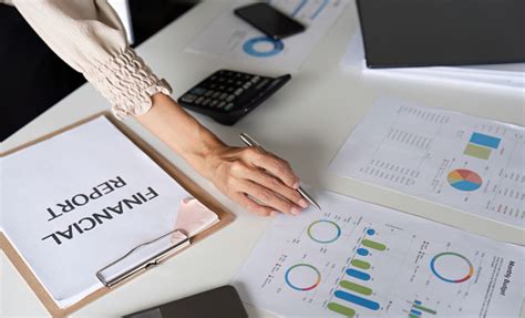 회계 담당자가 재무 데이터를 분석하고 사무실 환경에서 보고서 및 차트의 수치를 계산하는 클로즈업 Office Of Management And Budget에 대한 스톡 사진