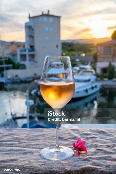 여름에 는 포트 그리마우드의 항해 보트 피난처와 함께 현지 장미 와인의 맛 프로방스 프랑스 0명에 대한 스톡 사진 및 기타 이미지 Istock