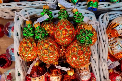 В ГУМе продаются елочные игрушки вот несколько примеров Nefer — Livejournal