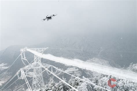 C视觉︱震撼！无人机除冰 保障电网安全运行四川在线