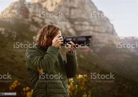 Dslr 카메라에서 사진을 클릭 하는 젊은 남성 사진 작가 재킷에 대한 스톡 사진 및 기타 이미지 재킷 카메라 감독 결정 Istock