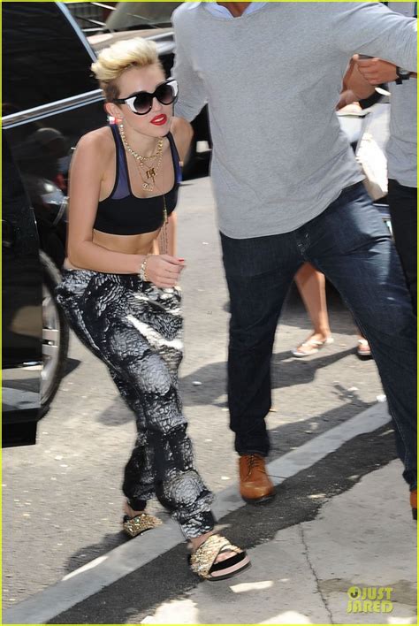 Miley Cyrus Abs Flashing Sports Bra Photo 2899053 Miley Cyrus