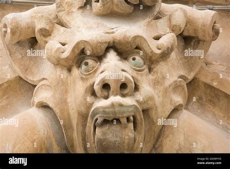 Sculpture Grotesque Banque De Photographies Et Dimages à Haute
