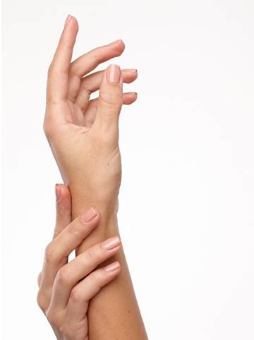 手で年齢がばれる？！年齢不詳な手を目指すハンドケア法 Column Maison KosÉ