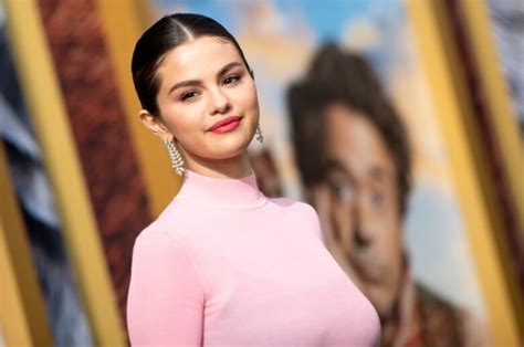 Selena Gomez Is In Secret Relationship With 11 Years Older Actor