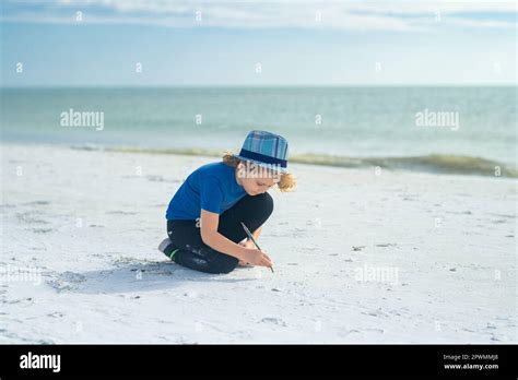 Sommerkindergesicht Süßes Kind Das Auf Sand Zieht Das Sommermeer