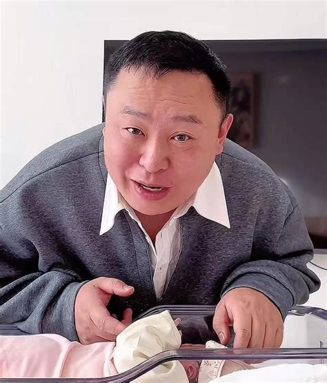德云社阎鹤祥直播透露，妻子生个女孩，和孟鹤堂一样，都是小棉袄