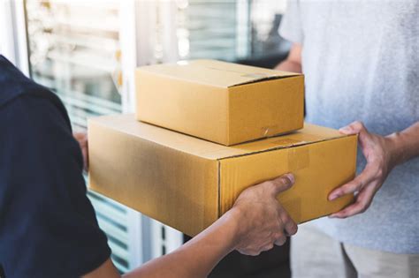 소포 상자를 수락 하는 받는 사람 젊은 소유자에 게 배달 메일 남자 게시물 선적에서 골 판지 상자 패키지의 홈 택배 및 배달 서비스 마음 개념 교통수단에 대한 스톡 사진 및