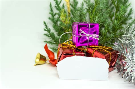 현재 크 래 프 트 종이에 싸서와 황금 빛 베이지색 활 흰색 배경 선물 리본 나비 매듭에 고립 된 상자를 선물 개체 그룹에 대한 스톡 사진 및 기타 이미지 Istock