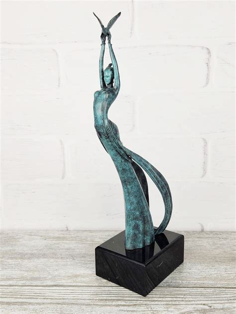 Статуэтка Девушка с голубем Gn 139 арт Gn 139hl купить в Москве низкие цены