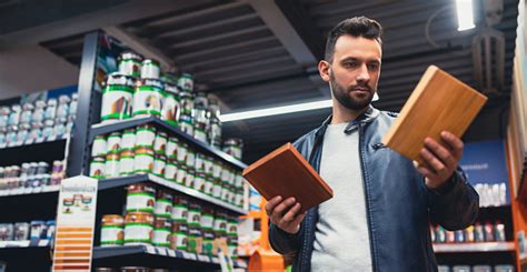 페인트와 바니시 부서의 철물점에 있는 한 남자가 팔레트 샘플을 손에 들고 있습니다 Diy에 대한 스톡 사진 및 기타 이미지 Diy 건설 산업 경영자 Istock